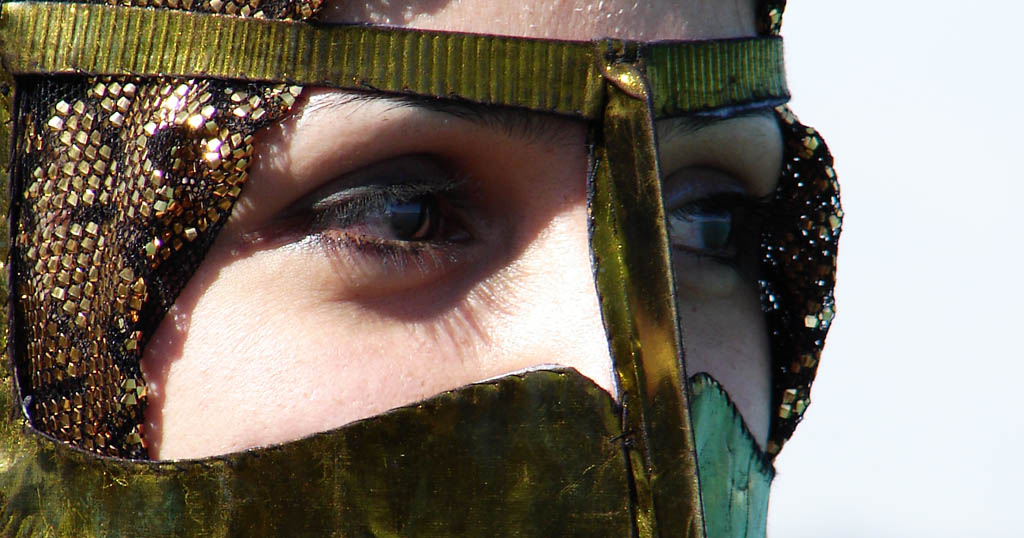 Traditional Dress of UAE | Emirati Dress for Men and Women